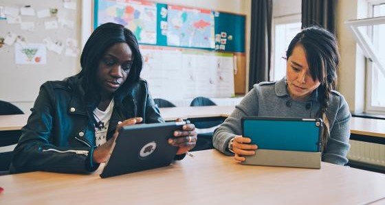 'Groot Dictee van NT2' in stadhuis zet cursisten Nederlands in de ...