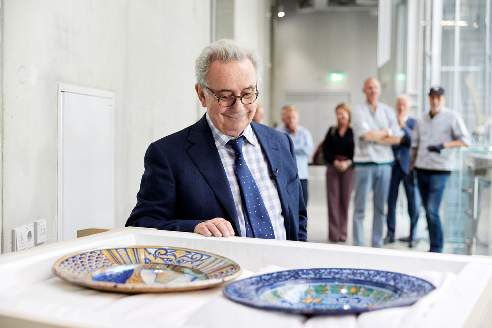 Six maiolica dishes from Boijmans collection returned to Gutmann-family ...